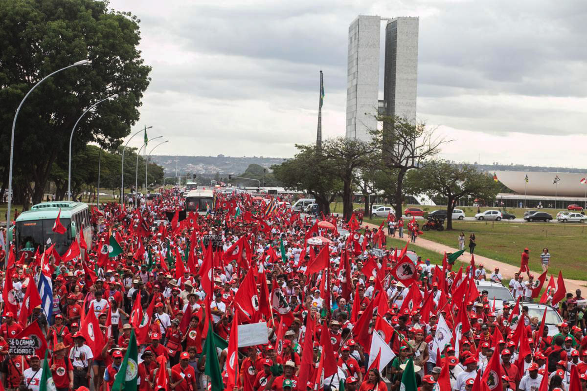 Brasil: 15 mil Sin Tierra realizan protesta por la Reforma Agraria ...